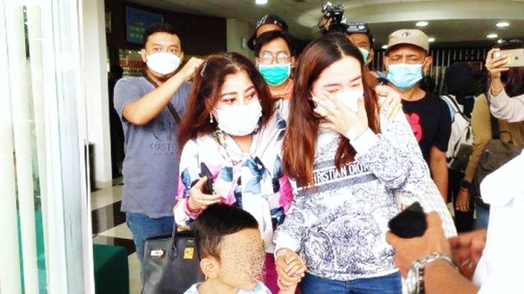 Wanita Viral yang Memaki Ibu Arteria Dahlan Hingga Bawa-bawa Sosok ...